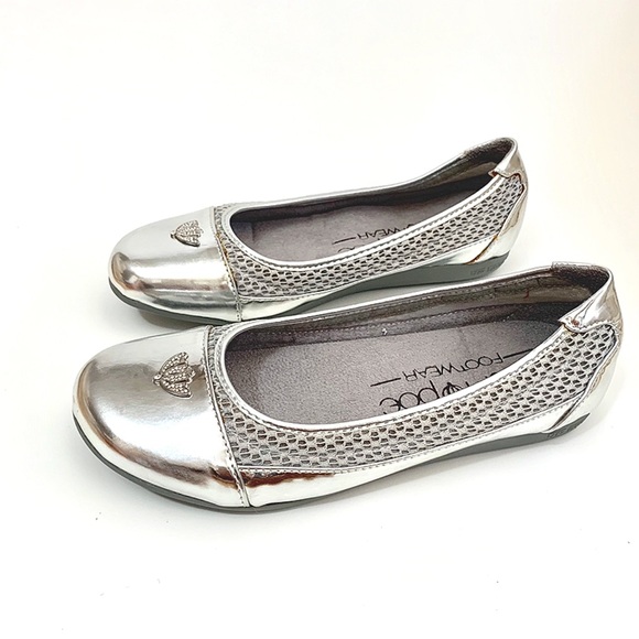 Sheri Poe | Shoes | Sheri Poe Silver Flats | Poshmark